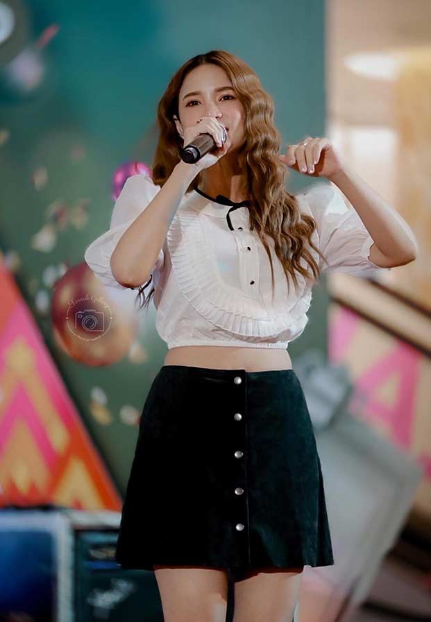 เปิดประวัติ แพรว คณิตกุล นักร้องหน้าใส ไซส์มินิ ขวัญใจหนุ่มๆ